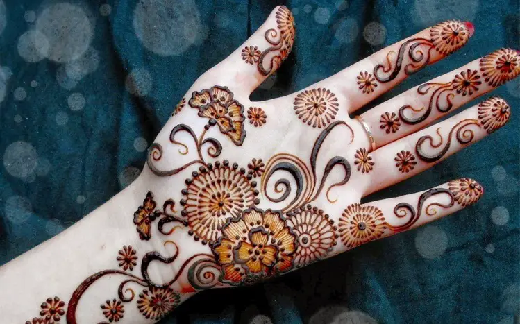Top 25 Amazing simple circle mehndi Designs : Simple And Easy
