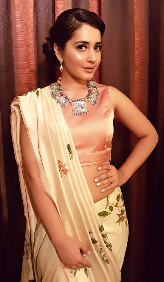 15 Trendy Pics of Rashi Khanna in Saree