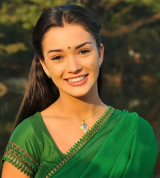 13 Gorgeous Pics of Amy Jackson in Saree