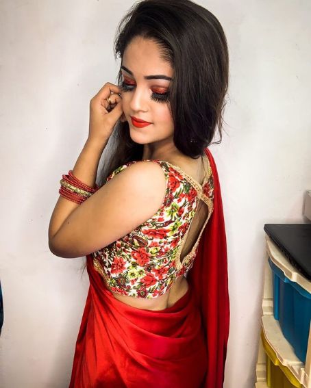 15 Gorgeous Pics of Red Saree Blouse Designs
