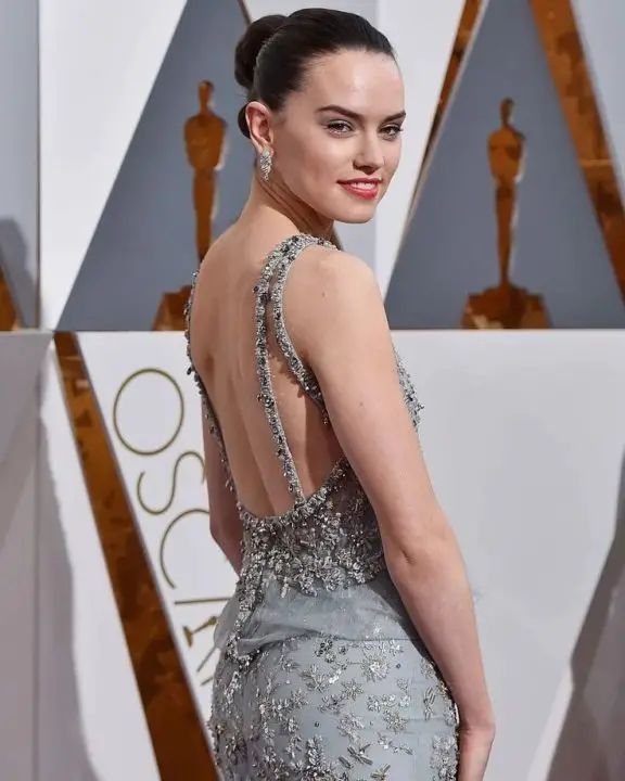 Daisy Ridley – Height, Weight, Age, Movies & Family – Biography