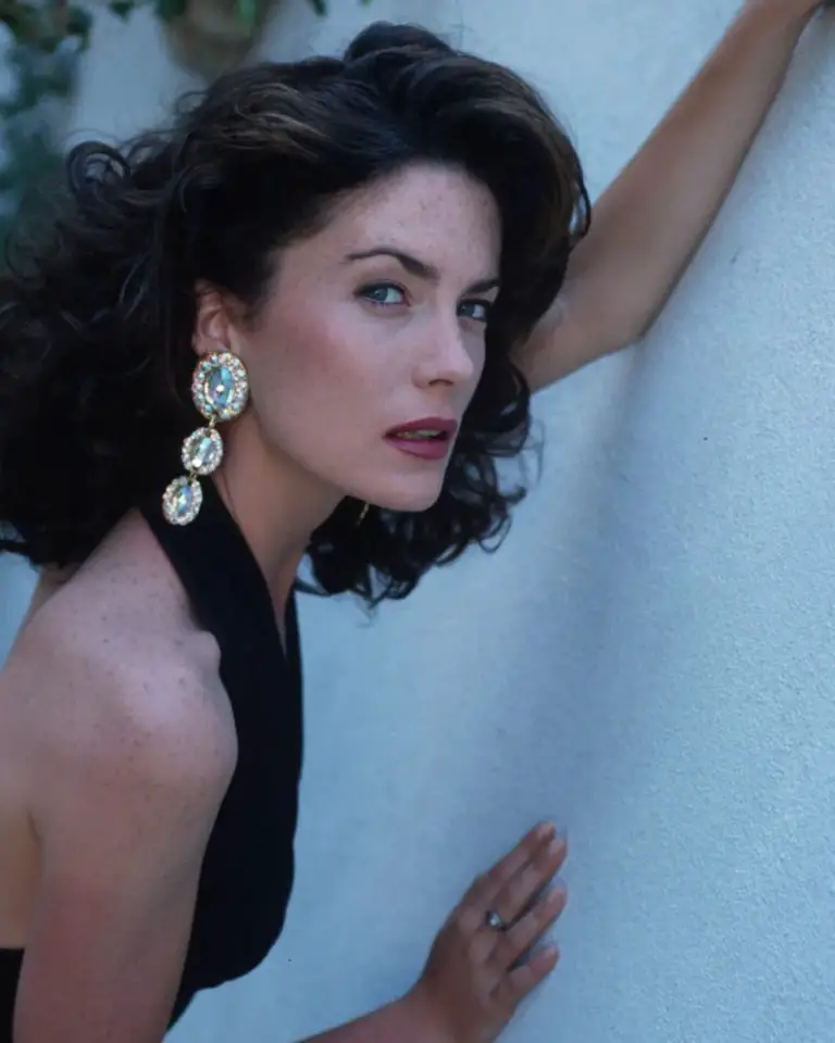 Lara Flynn Boyle – Height, Weight, Age, Movies & Family – Biography