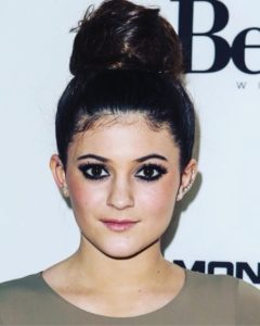 15 Best Haircuts For Small Foreheads