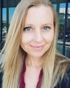 9 Best Women's Hairstyles For Receding Chin