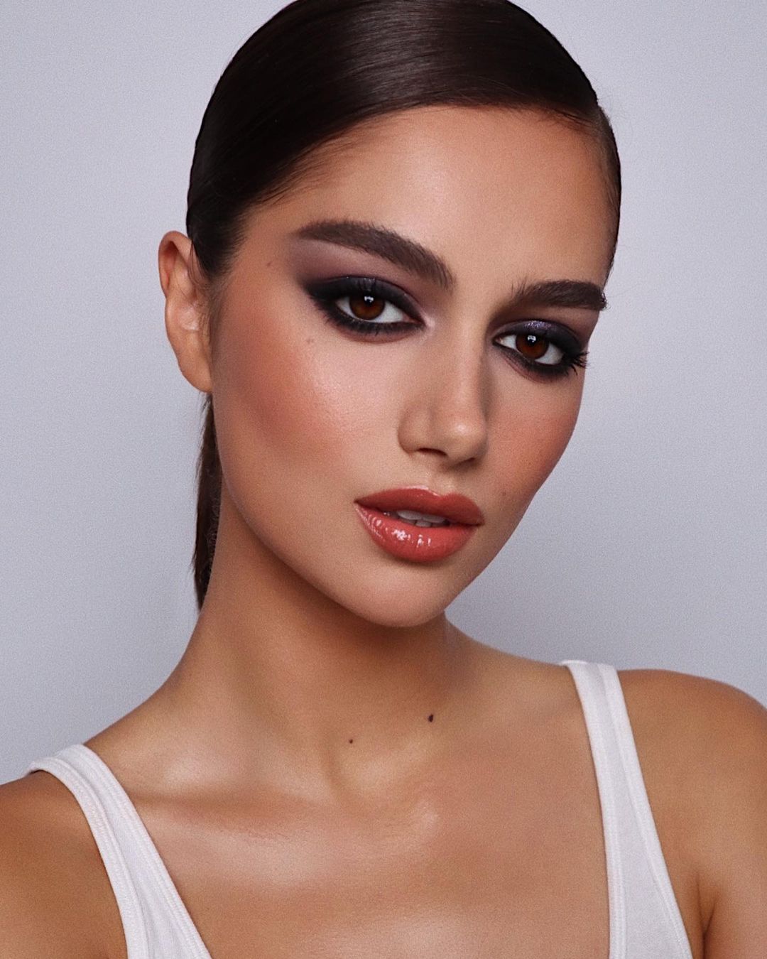 20 Christmas Makeup Ideas For Brown Eyes That Will Make You Sparkle In 2025