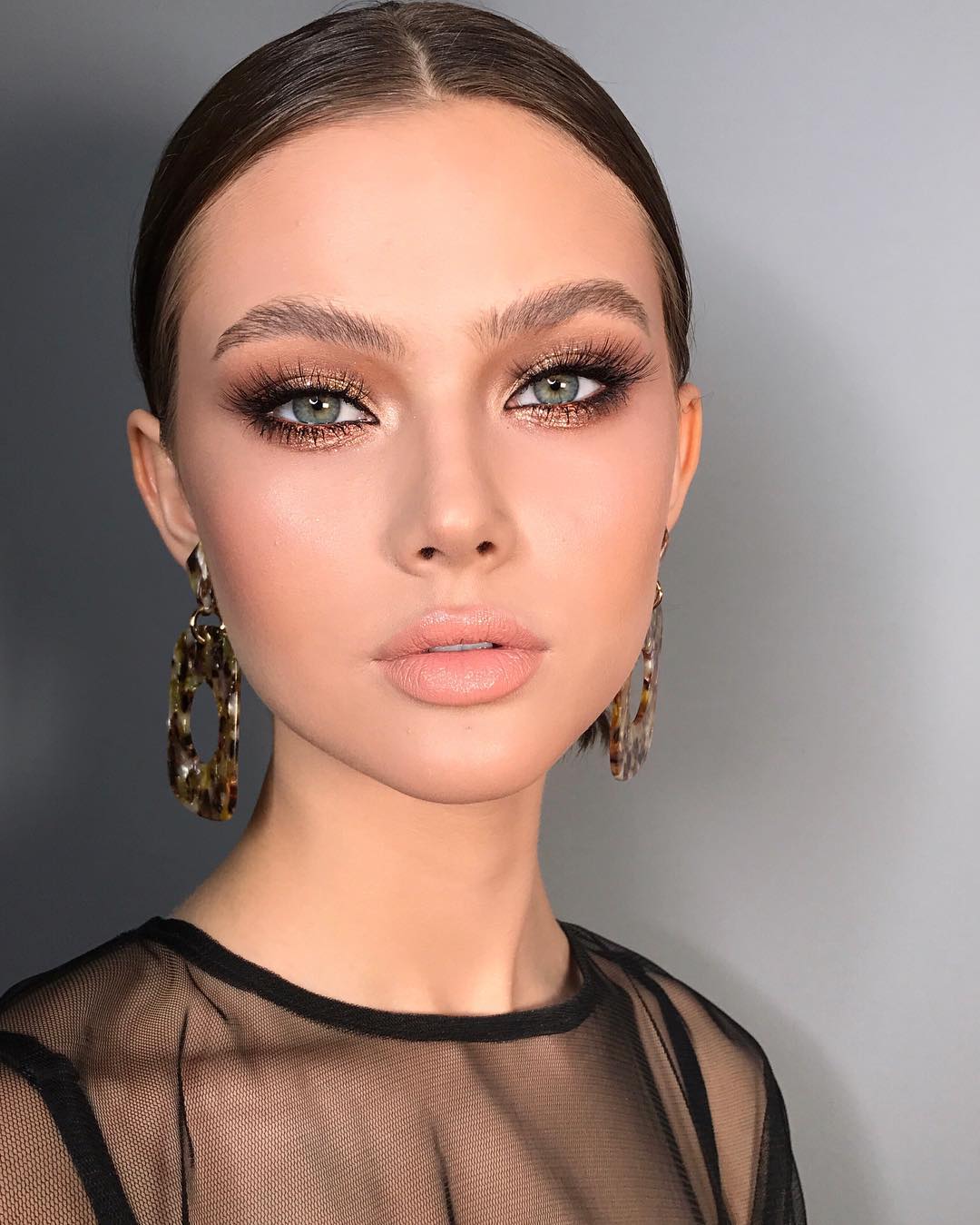 Unleash The Magic: Holiday Makeup Looks For Stunning Blue Eyes