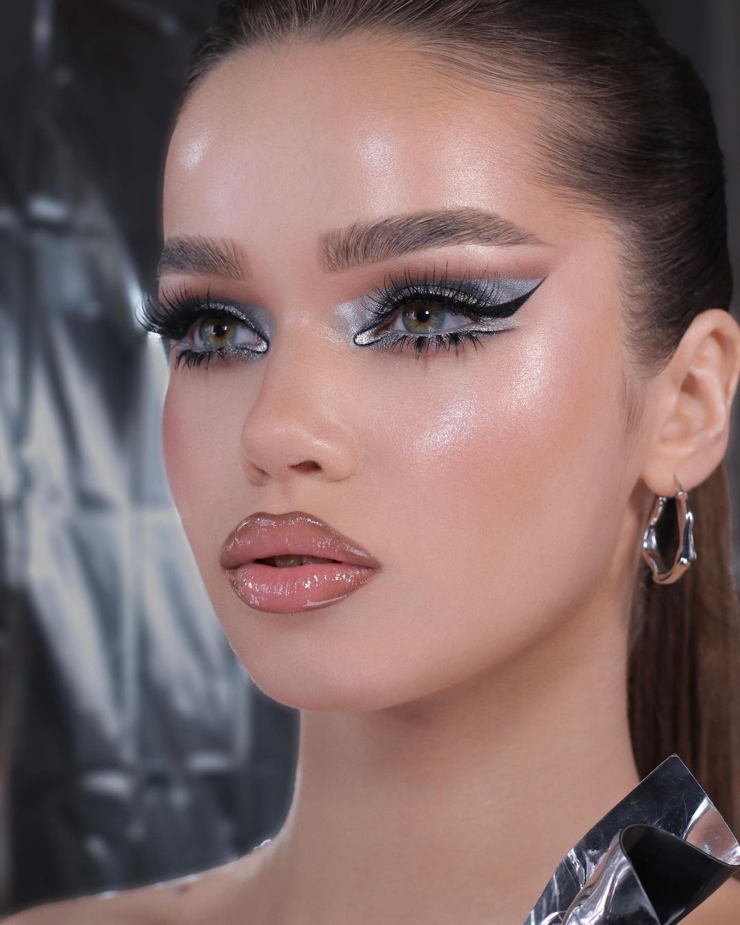 Unleash The Magic: Holiday Makeup Looks For Stunning Blue Eyes