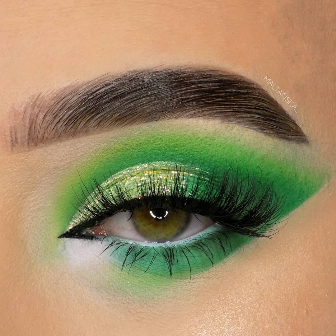 20 Bewitching Christmas Makeup Ideas For Captivating Green Eyes In 2025